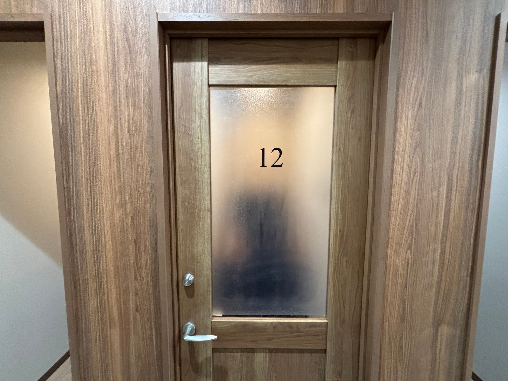 【蒲田駅徒歩1分】1時間660円！モニター付き1名用完全個室（ブース12）の写真3