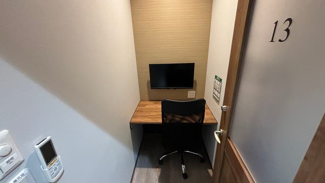【蒲田駅徒歩1分】1時間660円!モニター付き1名用完全個室(ブース13)の写真1