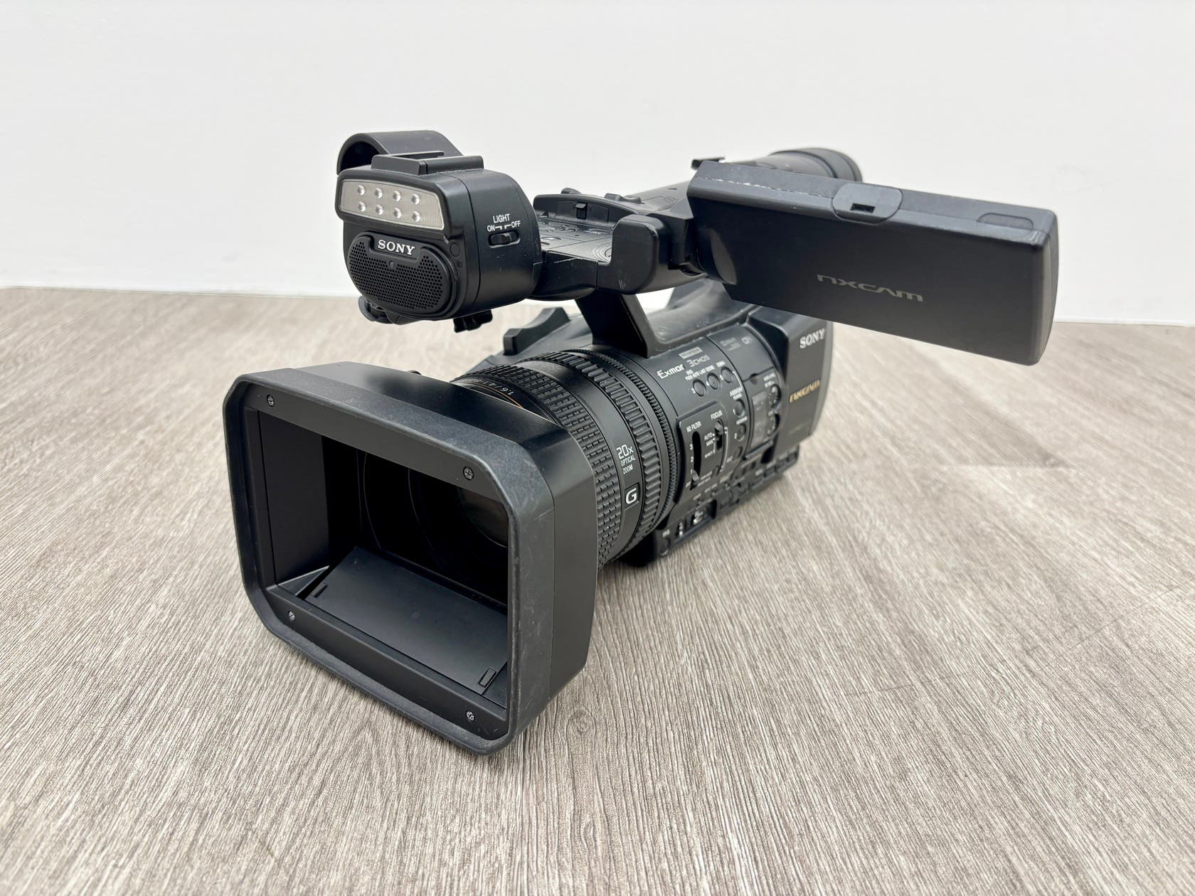 Sony HXR-NX3 (ビデオカメラ) & 三脚の画像1