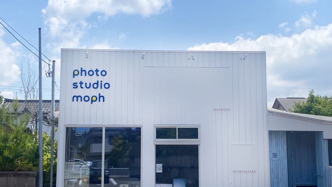 シンプルな背景が特徴のレンタルフォトスペースの写真4