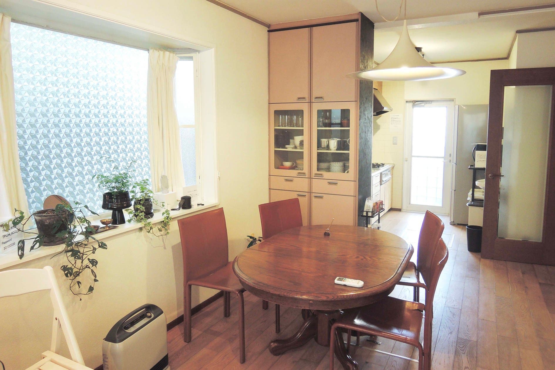 《 HOUSE124 / 2階スタジオ＋1階ダイニング 》 自然光とタイル床、ヴィンテージ窓、椅子。撮影、動画、一軒家スタジオの写真24