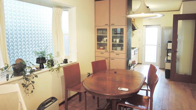 《 HOUSE124 / 2階スタジオ+1階ダイニング 》 自然光とタイル床、ヴィンテージ窓、椅子。撮影、動画、一軒家スタジオの写真24