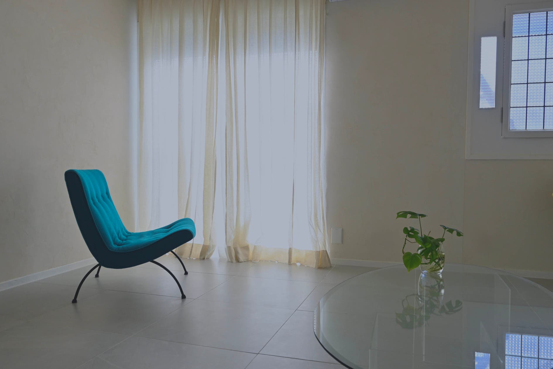 《 HOUSE124 / 2階スタジオ＋1階ダイニング 》 自然光とタイル床、ヴィンテージ窓、椅子。撮影、動画、一軒家スタジオの写真16