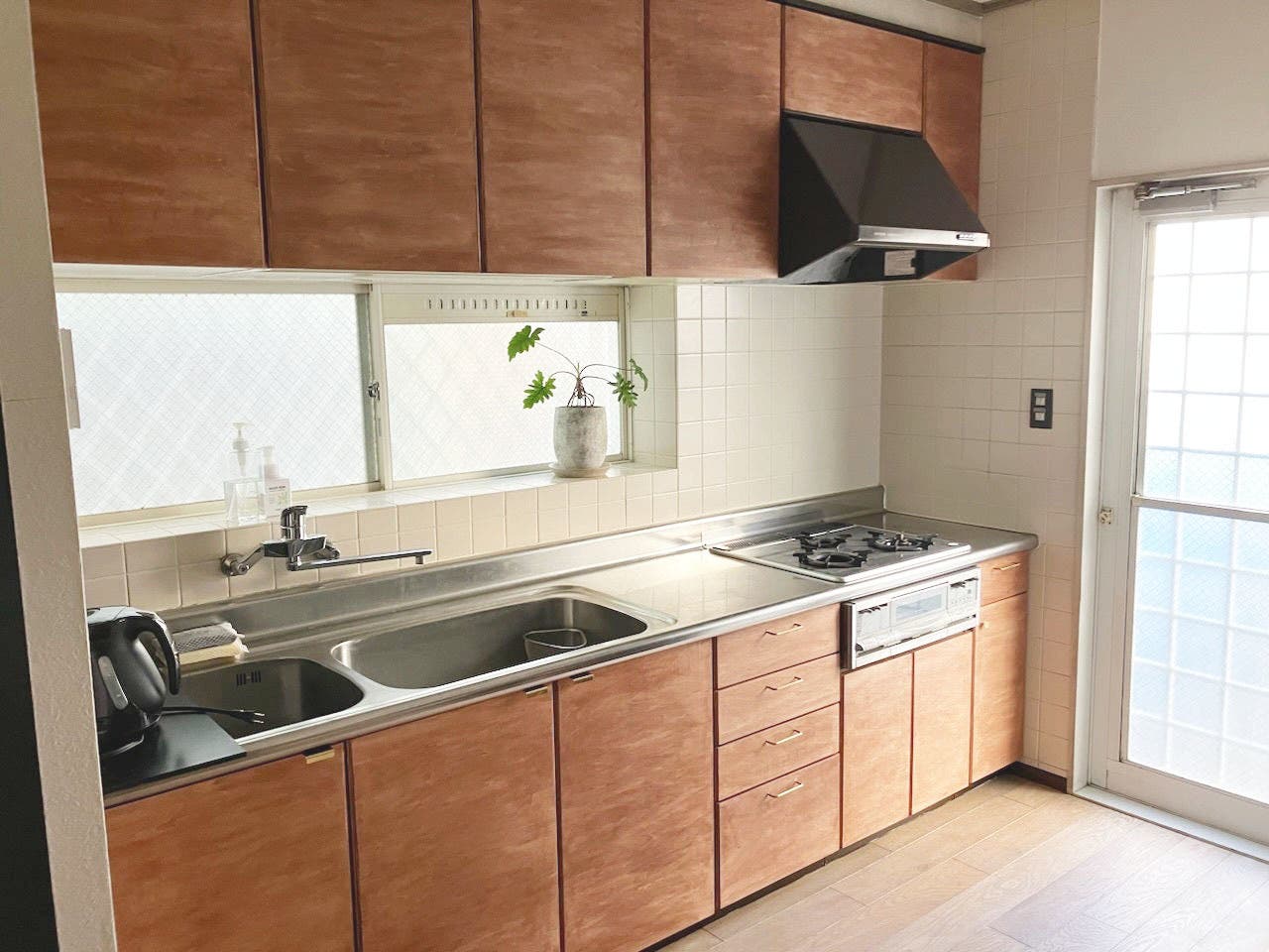 《 HOUSE124 / 2階スタジオ＋1階ダイニング 》 自然光とタイル床、ヴィンテージ窓、椅子。撮影、動画、一軒家スタジオの写真25