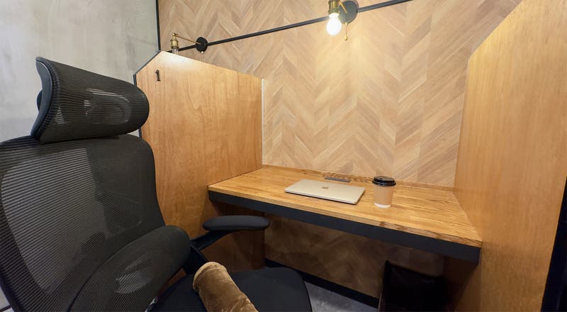 【半個室ブース1】コーヒー無料☕️/高速Wi-Fi/専用コンセント/駅近5分 隠れ家カフェラウンジ