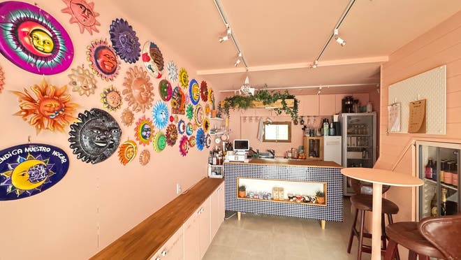 【三軒茶屋駅徒歩5分】商店街★路面店★ピンクの壁と太陽に囲まれたカフェバースペース★ペット可の写真3