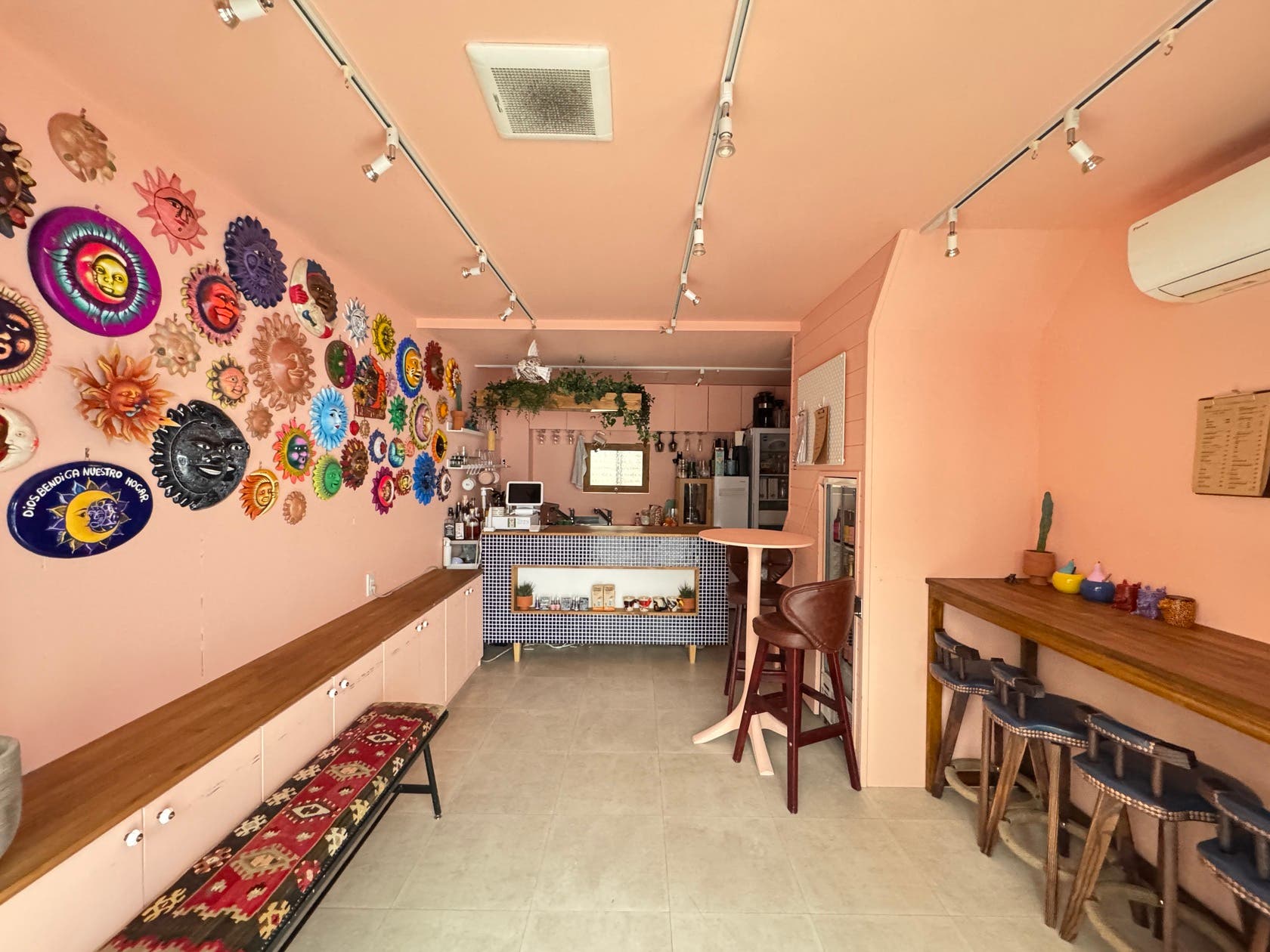 【三軒茶屋駅徒歩５分】商店街★路面店★ピンクの壁と太陽に囲まれたカフェバースペース★ペット可の写真5