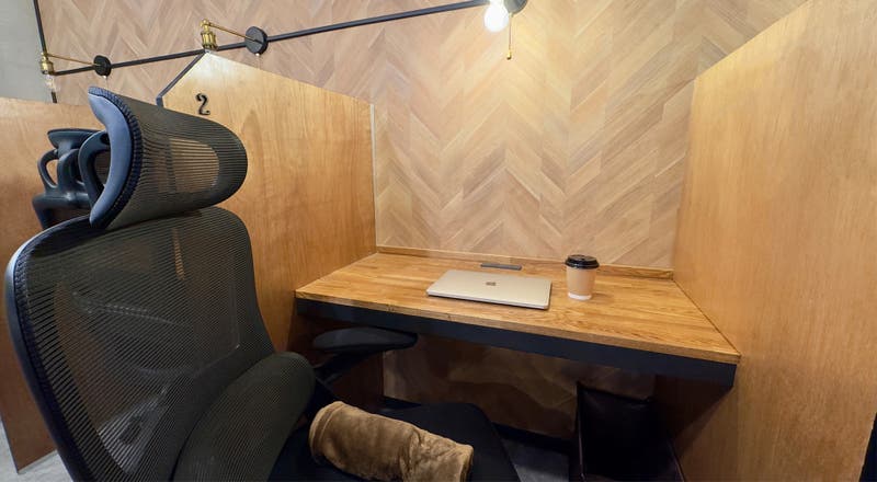 【半個室ブース2】コーヒー無料☕️/高速Wi-Fi/専用コンセント/駅近5分 隠れ家カフェラウンジ