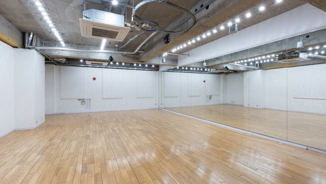 仙台駅徒歩10分|貸切Aスタジオ(最大36名)LED照明×Bluetooth音響完備 — 今すぐ予約可能の写真2