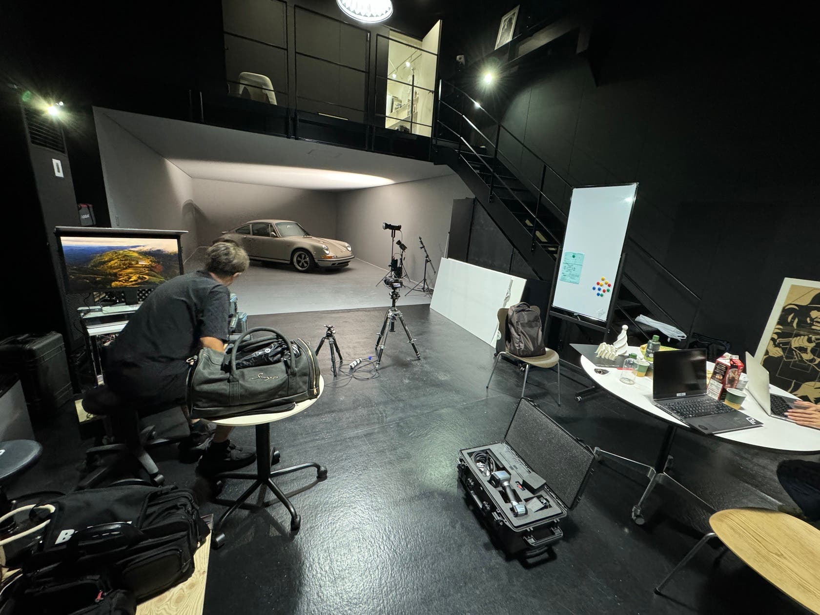 自動車、モーターサイクルの撮影に。積載車もアクセス良好です。の写真13