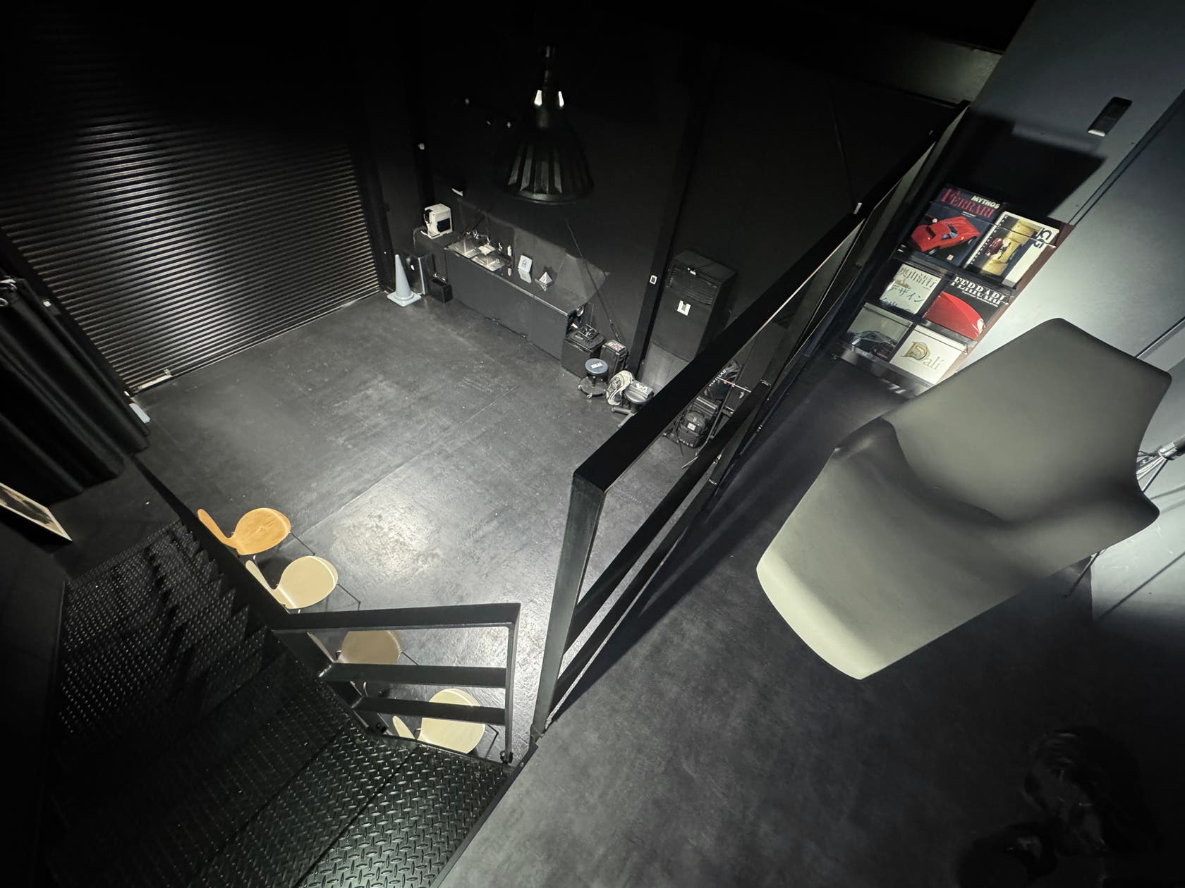 自動車、モーターサイクルの撮影に。積載車もアクセス良好です。の写真4