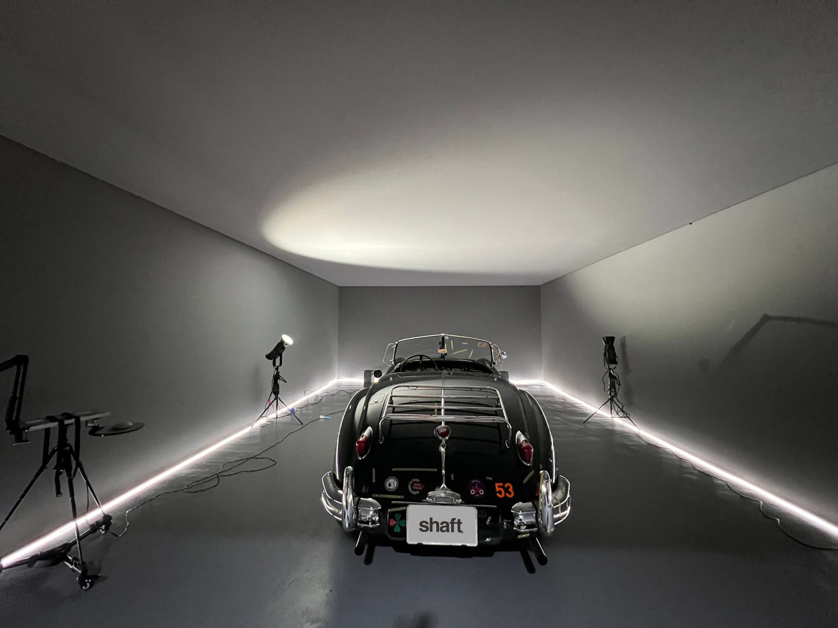 自動車、モーターサイクルの撮影に。積載車もアクセス良好です。の写真11