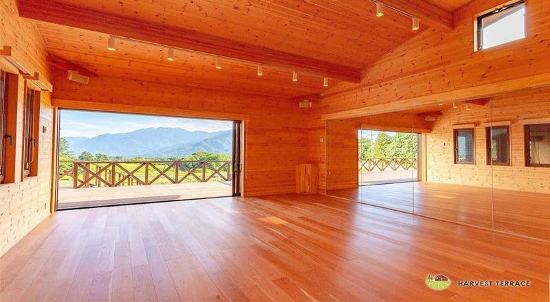 南アルプスの絶景が楽しめる開放的で木のぬくもりが感じられるダンススタジオ。床暖房完備。無料駐車場有り。ビジネスユースにも。