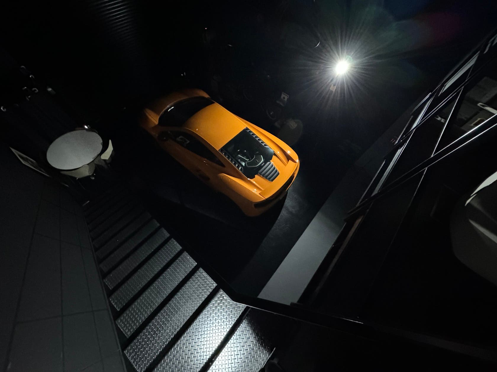 自動車、モーターサイクルの撮影に。積載車もアクセス良好です。の写真5