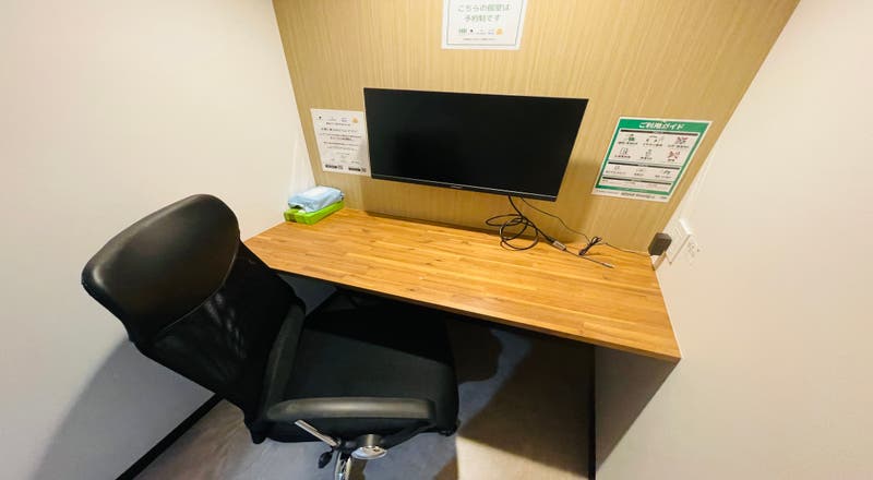 【¥660/1時間！中野駅から徒歩1分】モニター・フリードリンク付き1名個室（ブース19）※予約時間前は入室不可