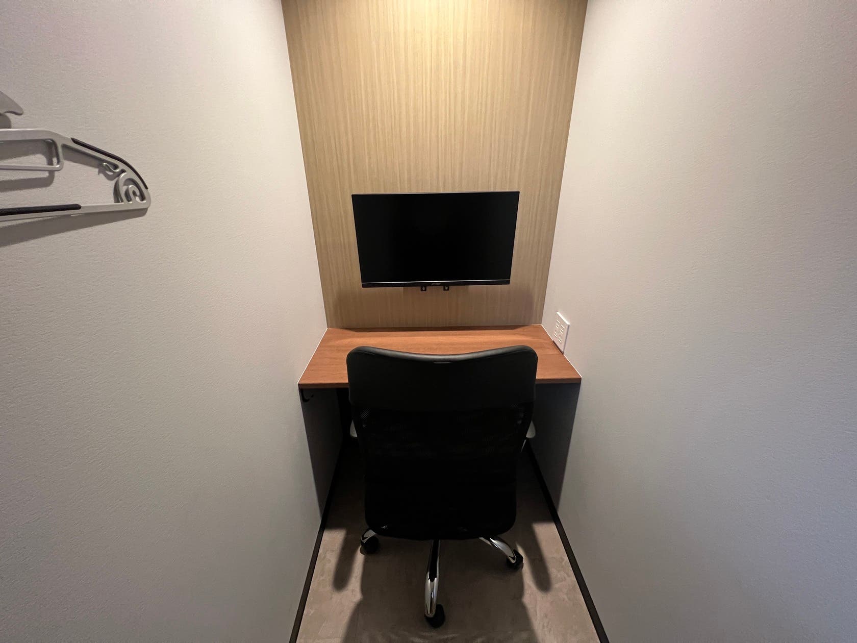 【¥660/1h！吉祥寺駅から徒歩1分】モニター・フリードリンク付き1名個室（ブース9）※予約時間前は入室不可の写真2