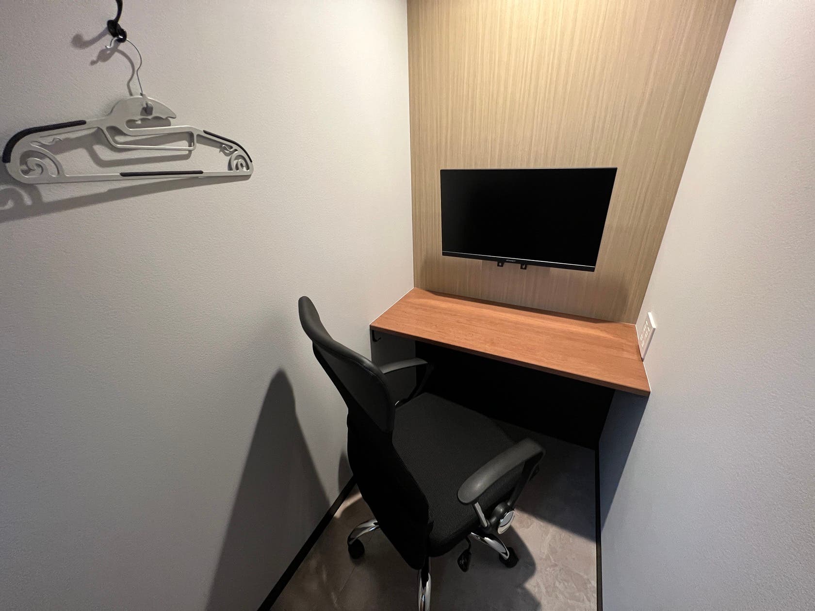 【¥660/1h！吉祥寺駅から徒歩1分】モニター・フリードリンク付き1名個室（ブース9）※予約時間前は入室不可の写真1