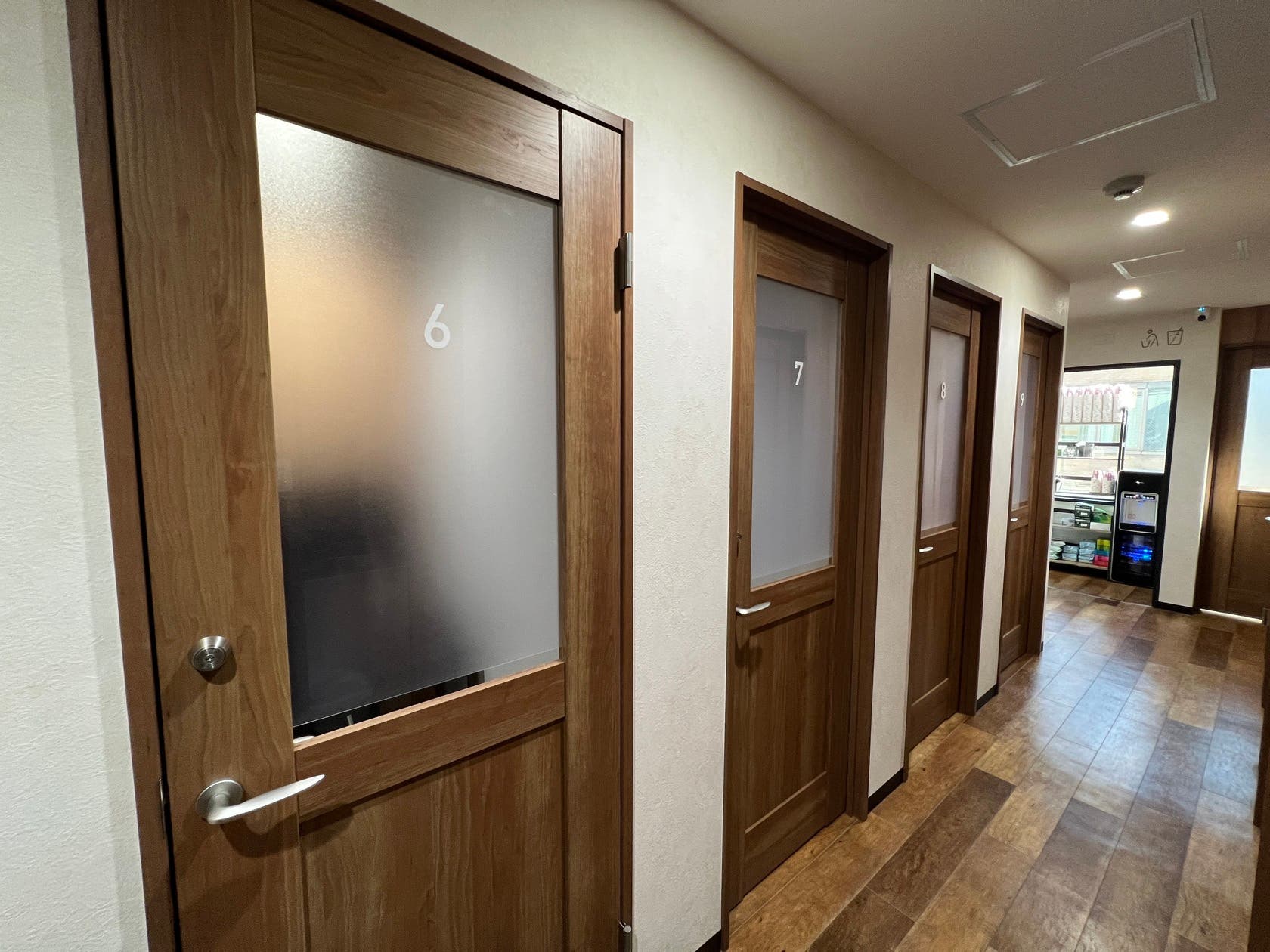 【¥660/1h！吉祥寺駅から徒歩1分】モニター・フリードリンク付き1名個室（ブース9）※予約時間前は入室不可の写真6