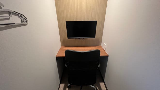 【¥660/1h!吉祥寺駅から徒歩1分】モニター・フリードリンク付き1名個室(ブース10)※予約時間前は入室不可の写真2