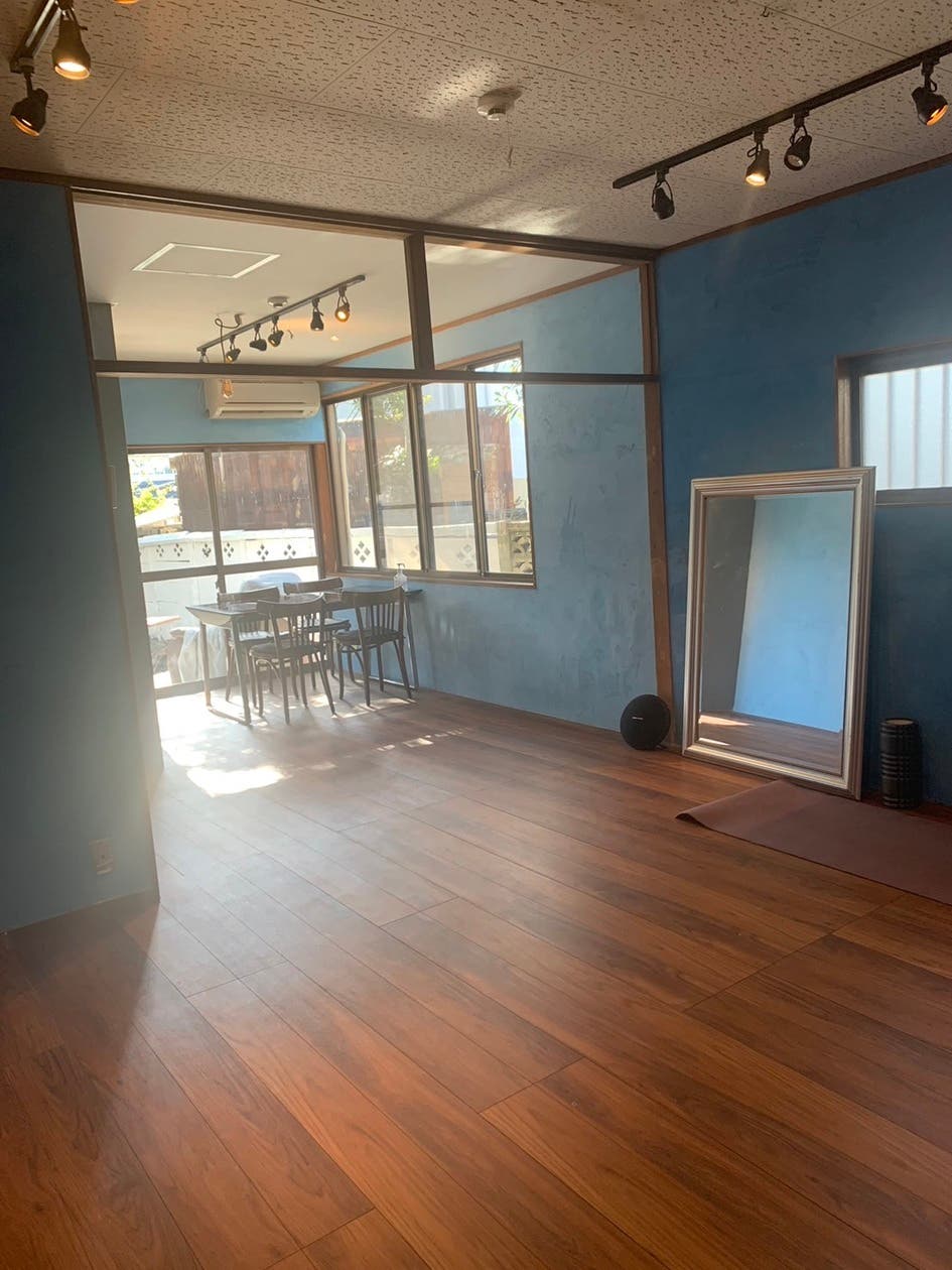 片瀬江ノ島駅から徒歩1分。海辺近くの川沿いに広いお庭のある古民家をリノベーションカフェ。の写真1