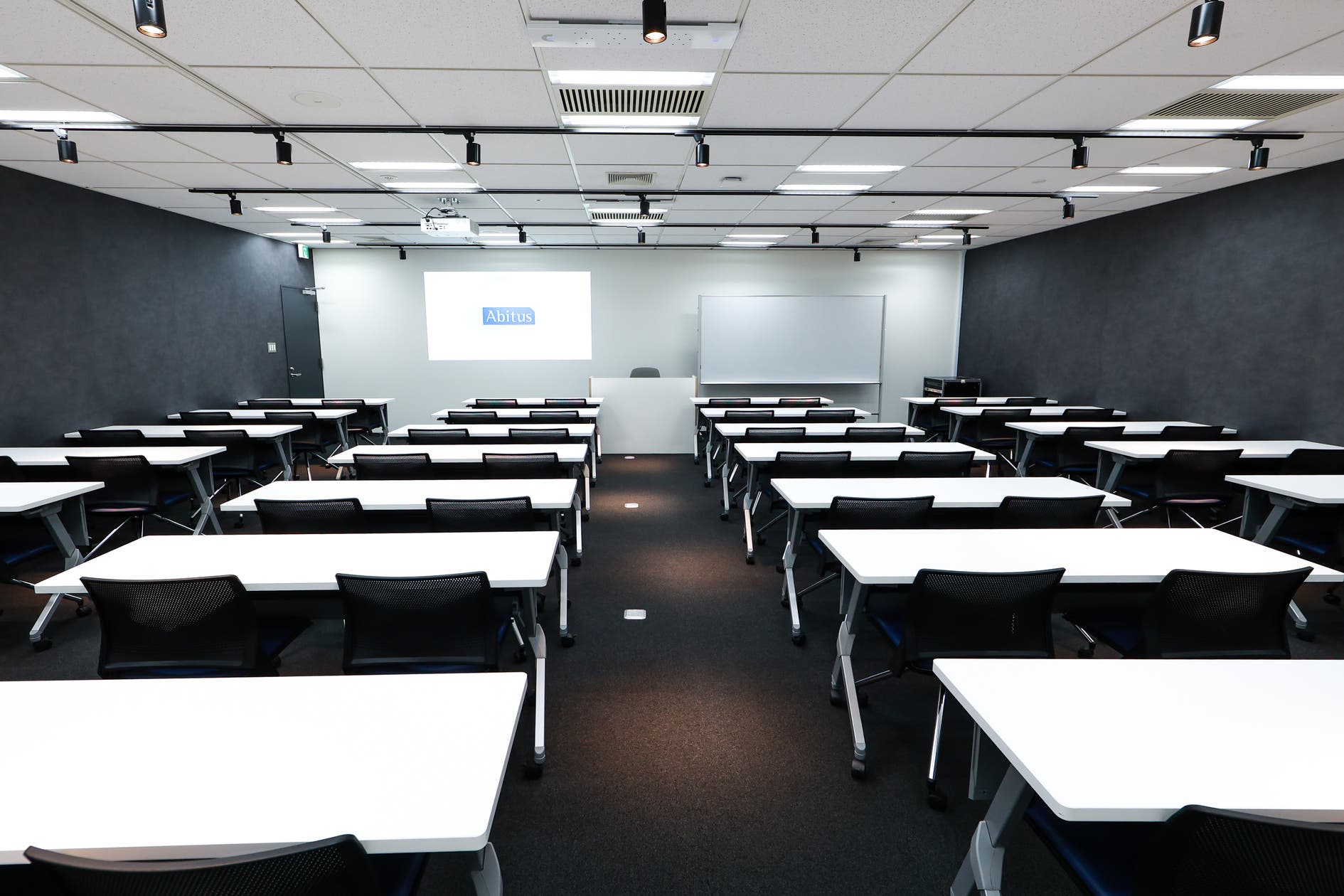 新宿駅近くの会議室　セミナールーム2の写真1