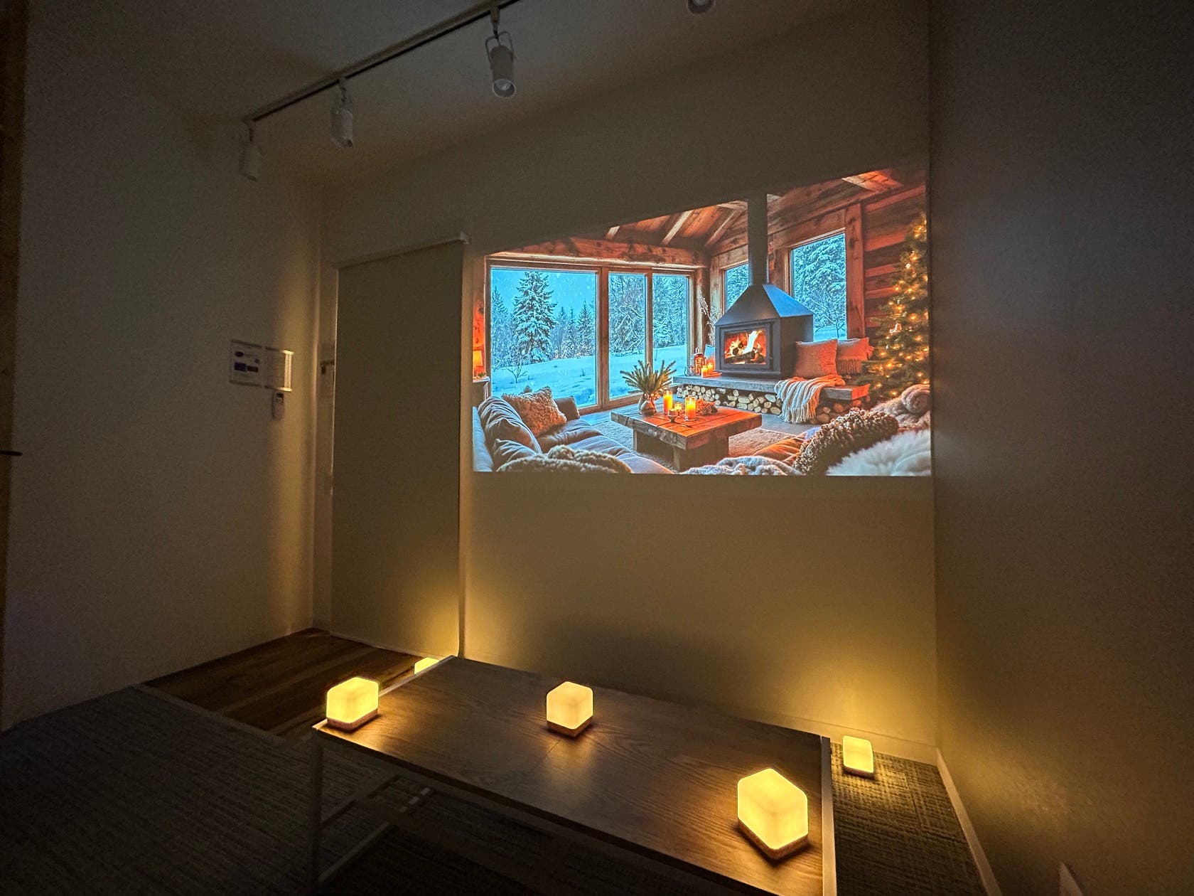 ■E：【女子会💗・推し活🌟・個室でeスポーツ🎮】90インチのプロジェクター📸とハイスペックPC💻完備の完全個室✨最大7名の写真4