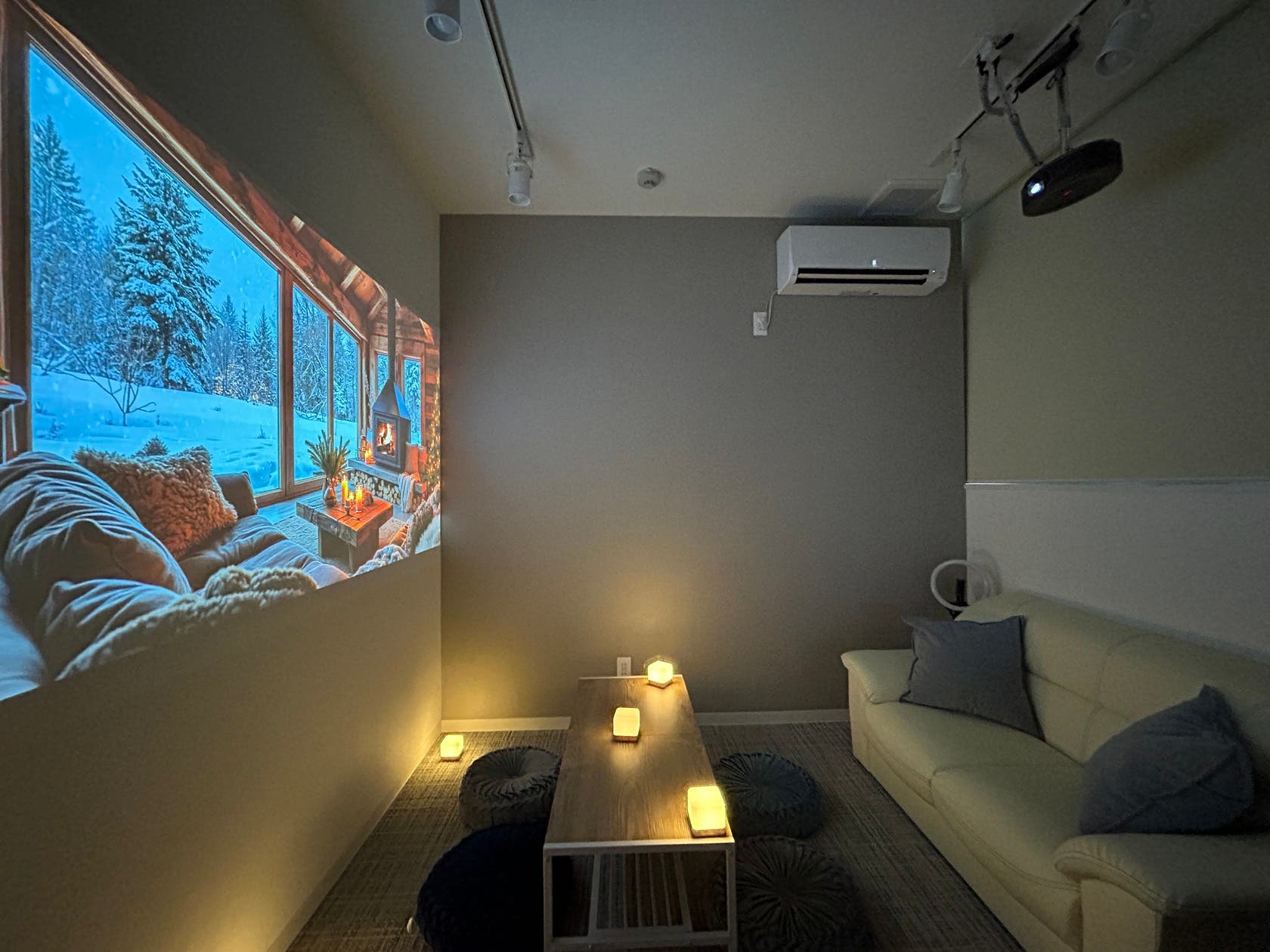 ■E：【女子会💗・推し活🌟・個室でeスポーツ🎮】90インチのプロジェクター📸とハイスペックPC💻完備の完全個室✨最大7名の写真5