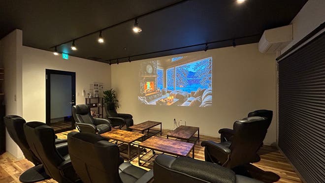 ■F:【映画鑑賞デート💗・打ち上げパーティー🌟・セミナーや会議🎦】140インチの大迫力スクリーン📸完備の完全個室✨最大18名の写真1