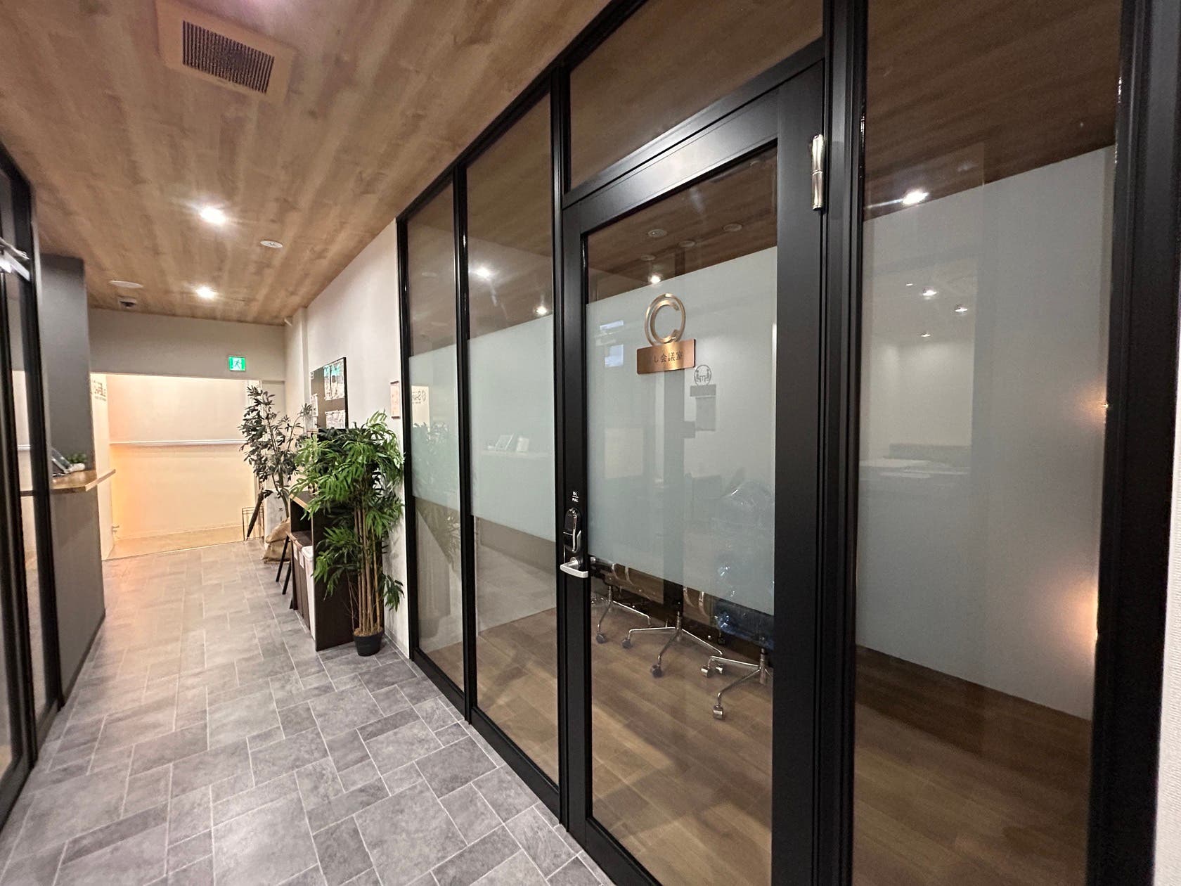 ■C：会議室■【少人数での打ち合わせに最適】大型モニター完備等設備充実の貸し会議室です！の写真5