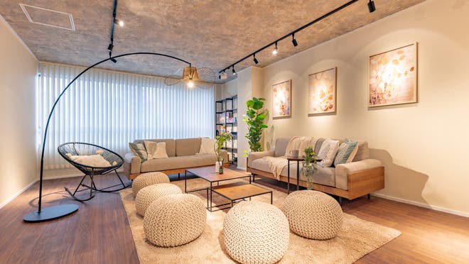 【🎄クリスマス&忘年会🎅】谷町九丁目駅すぐ/最大22名⭐️広々したお部屋に最高級ソファを使用⭐️の写真3