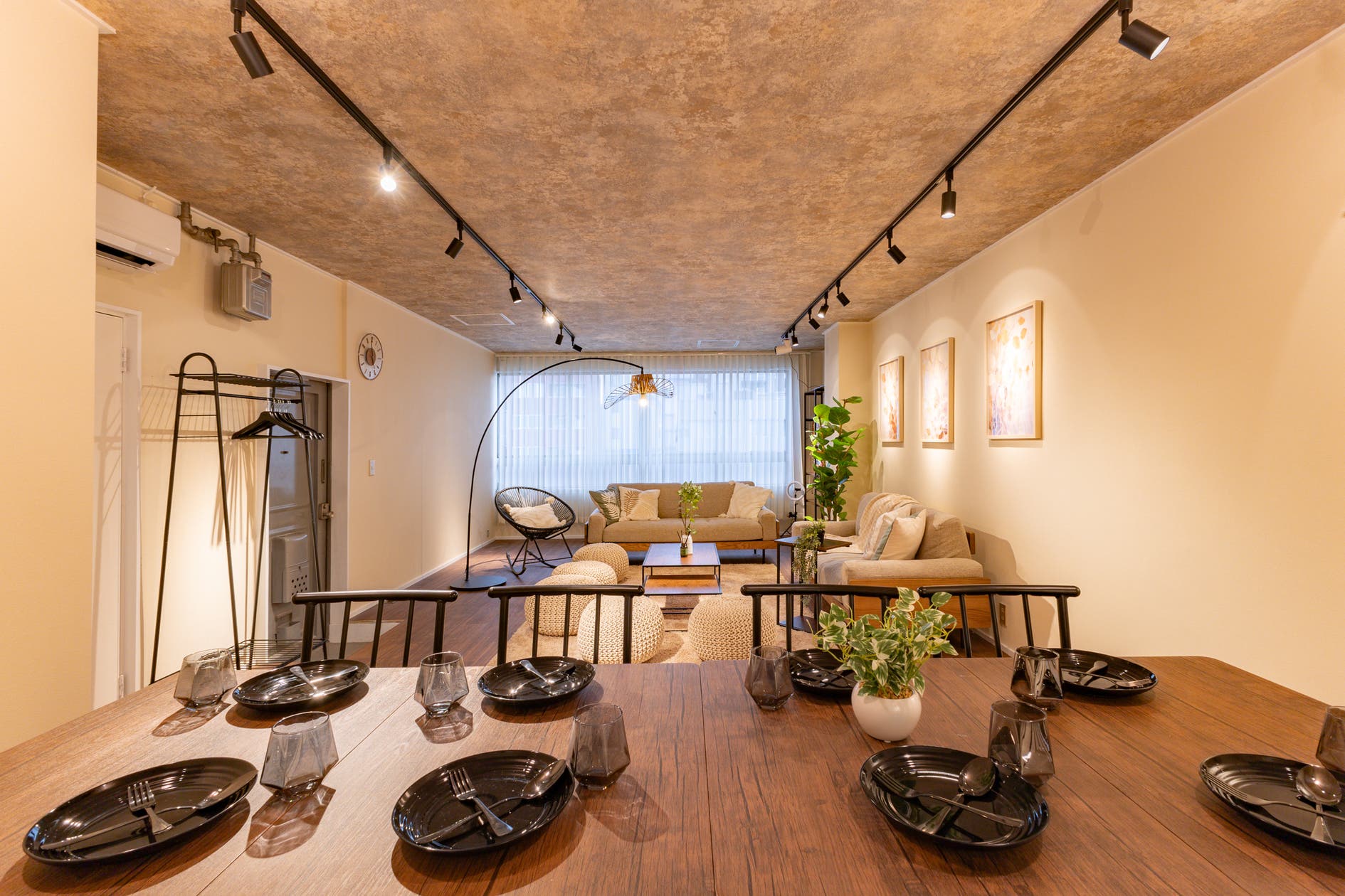 【🎄クリスマス＆忘年会🎅】谷町九丁目駅すぐ/最大２２名⭐️広々したお部屋に最高級ソファを使用⭐️の写真12