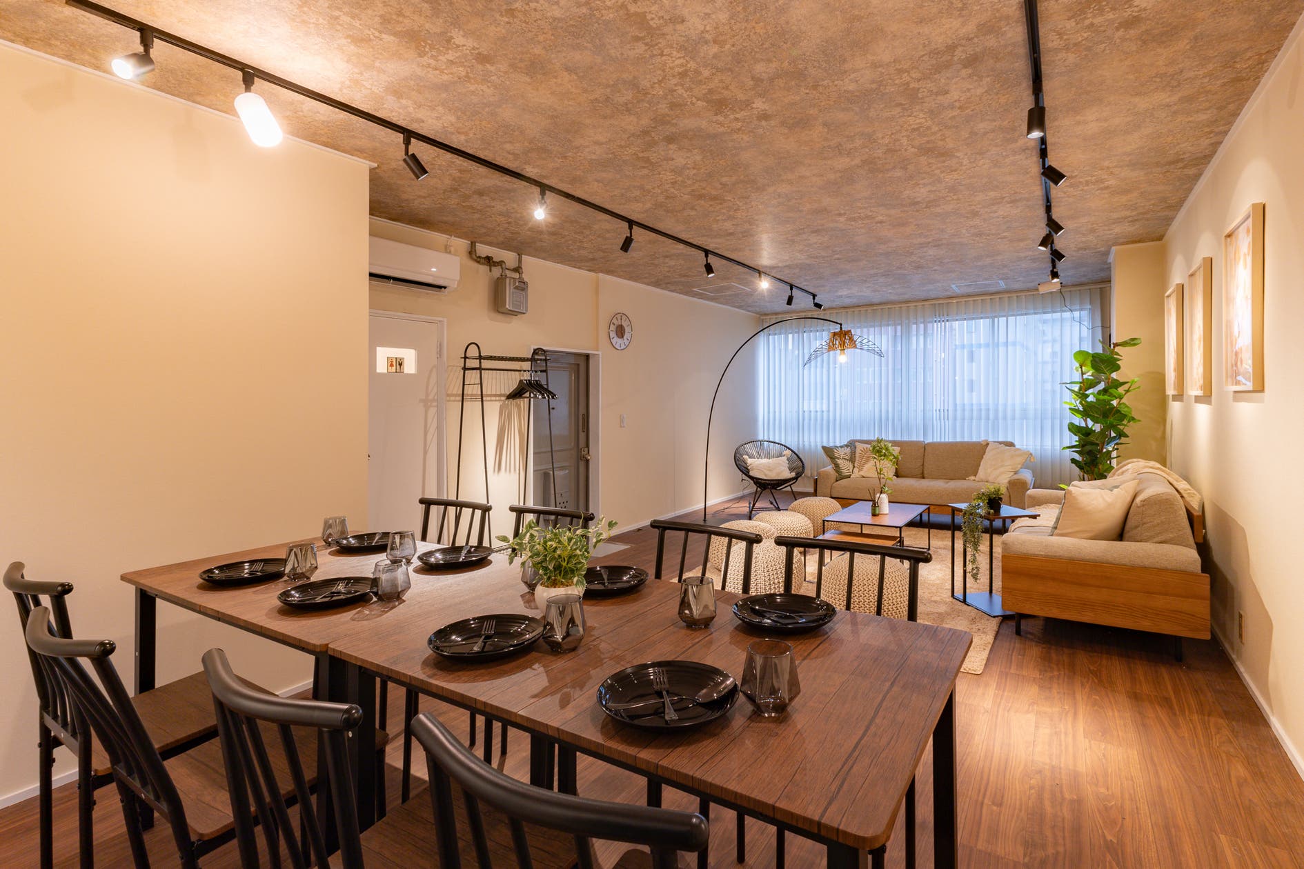 【🎄クリスマス＆忘年会🎅】谷町九丁目駅すぐ/最大２２名⭐️広々したお部屋に最高級ソファを使用⭐️の写真13