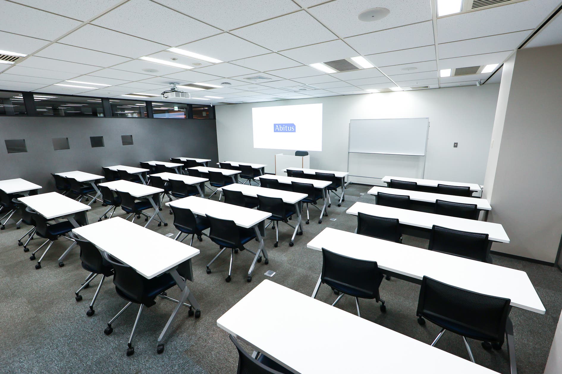 新宿駅近くの会議室　セミナールーム3の写真1