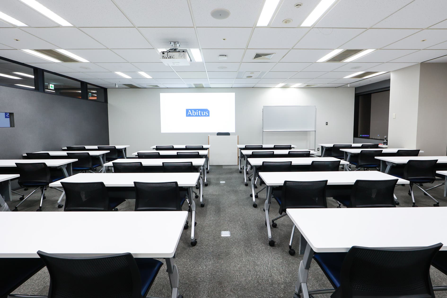 新宿駅近くの会議室　セミナールーム3の写真2