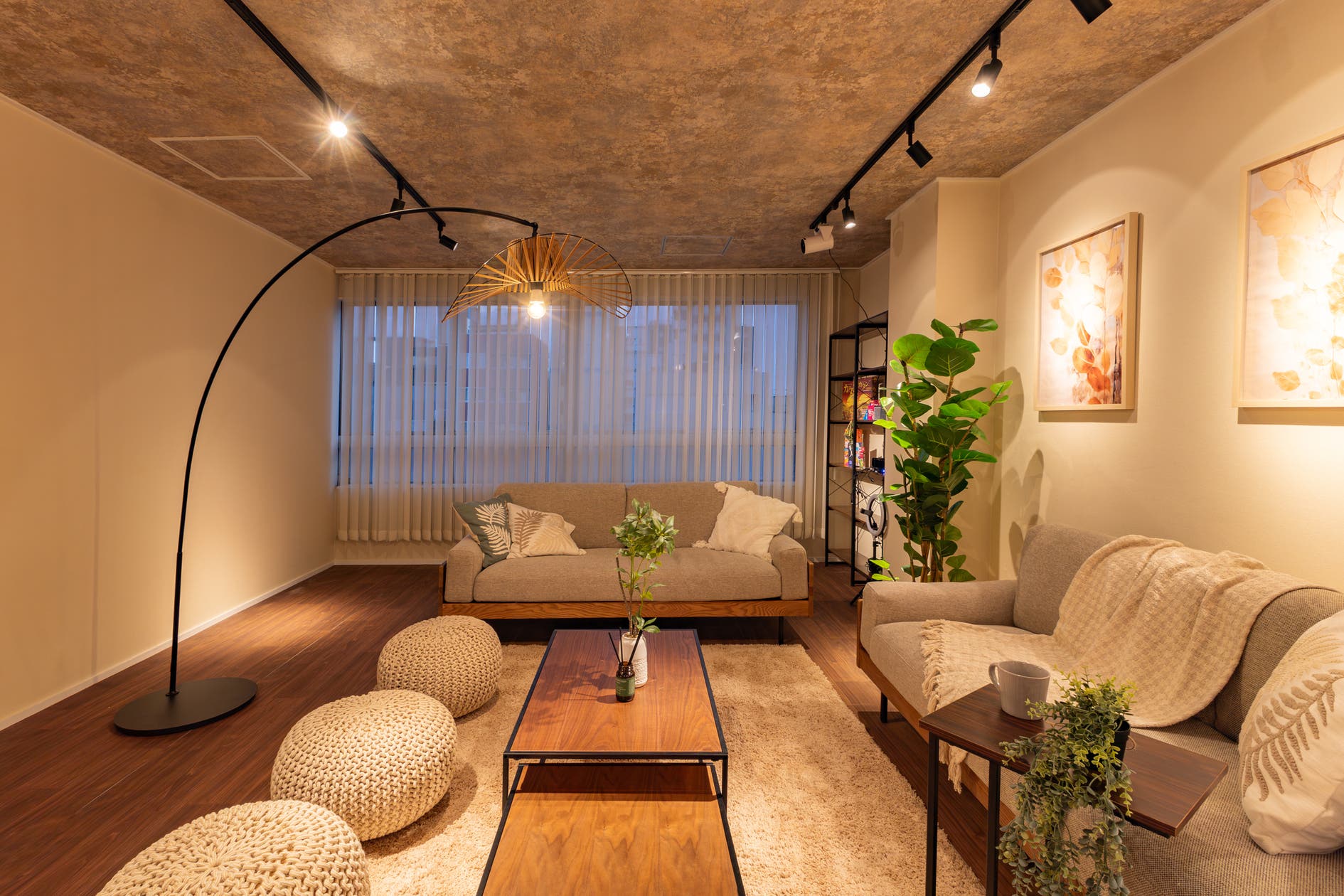 【🎄クリスマス＆忘年会🎅】谷町九丁目駅すぐ/最大２２名⭐️広々したお部屋に最高級ソファを使用⭐️の写真14