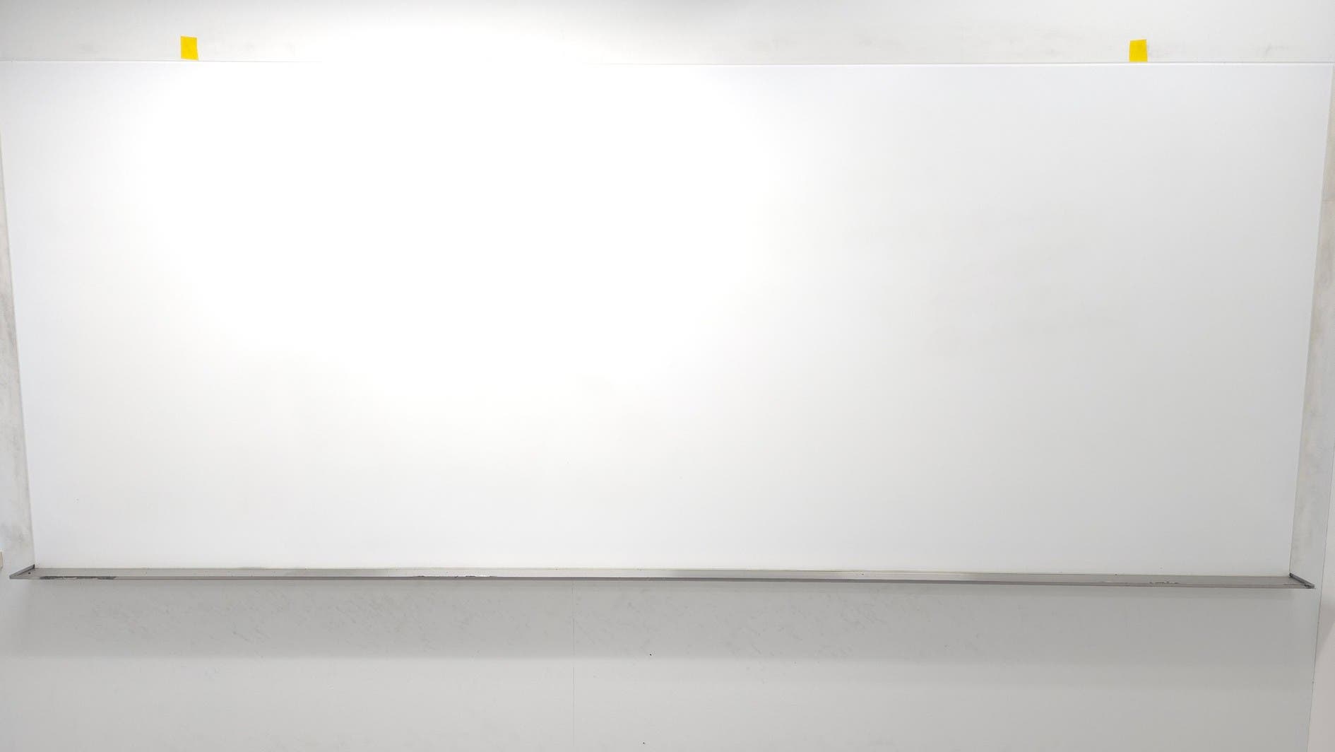 設置済みホワイトボード（消しゴム・黒・赤・青・緑　各１本つき）の画像1