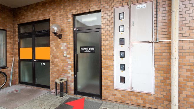 仙台駅から車で8分、薬師堂駅から徒歩14分。スタジオ内にベランダあり内部を撮影できます。撮影機材が使い放題の写真スタジオです。の写真12