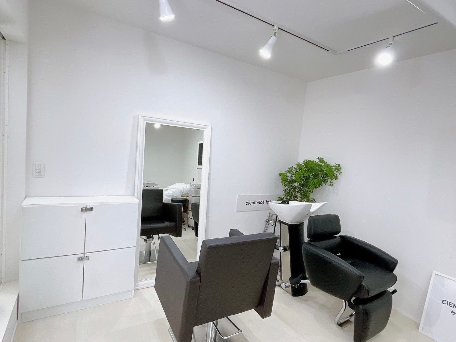 清潔感のあるWhiteでまとめたインスタ映え中目黒サロンの写真5