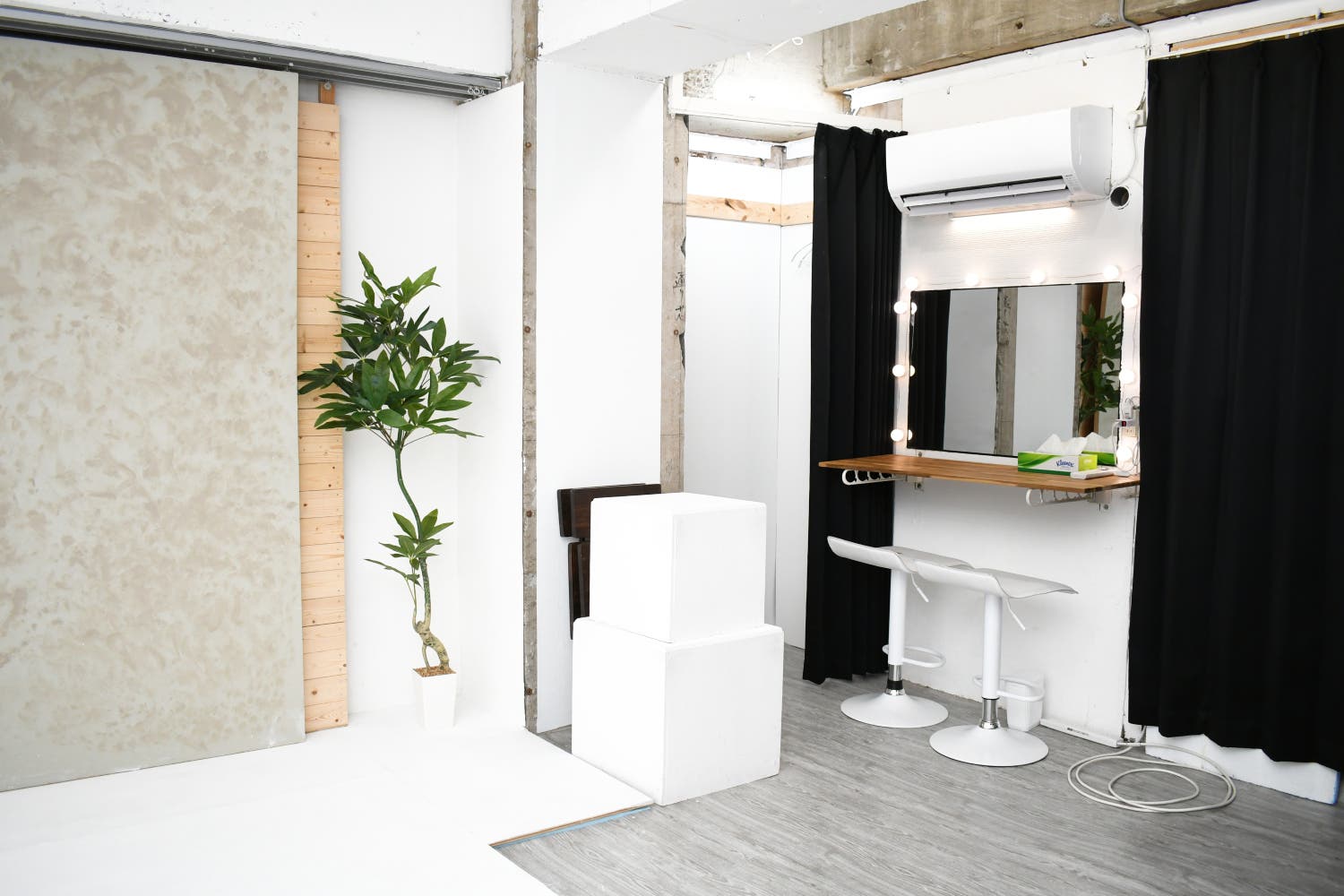 白ホリゾント撮影スタジオ。天井高2.7m。ストロボ・カラーLED・ソフトボックス・スタンドなど豊富な撮影機材。 の写真10