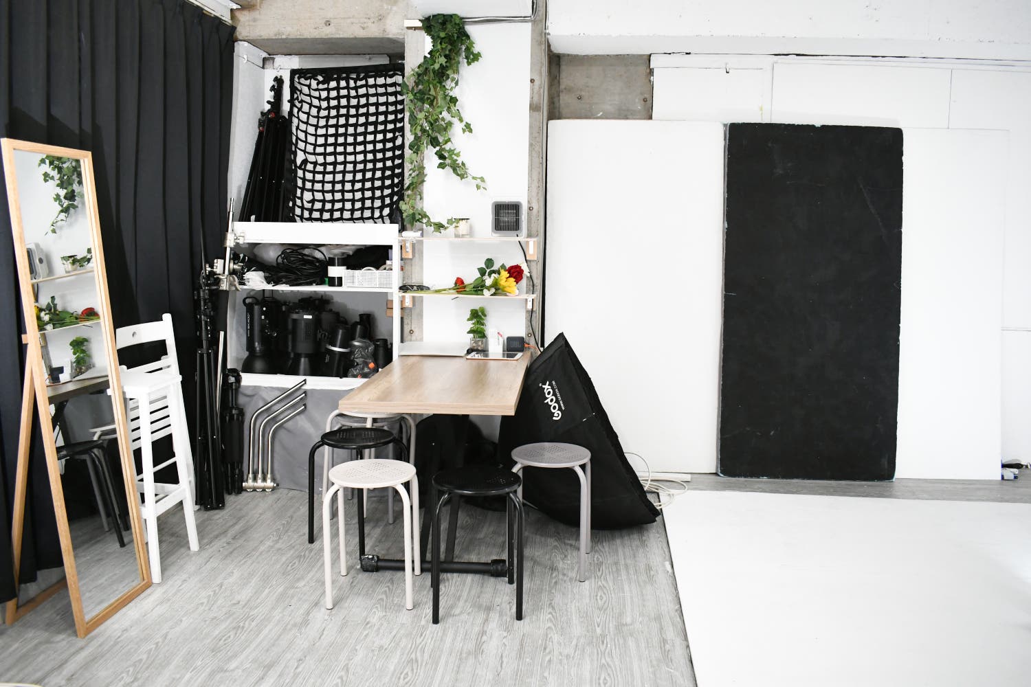 白ホリゾント撮影スタジオ。天井高2.7m。ストロボ・カラーLED・ソフトボックス・スタンドなど豊富な撮影機材。 の写真11