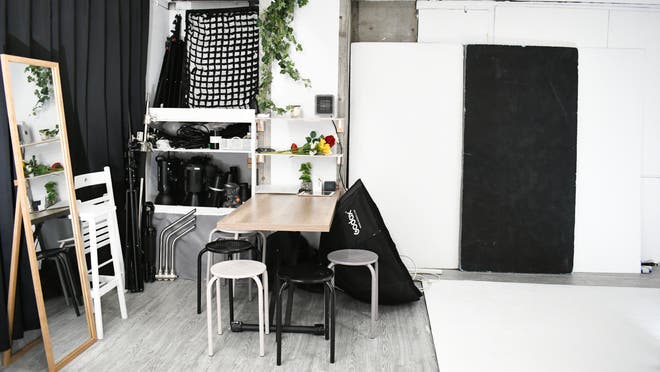 白ホリゾント撮影スタジオ。天井高2.7m。ストロボ・カラーLED・ソフトボックス・スタンドなど豊富な撮影機材。 の写真11