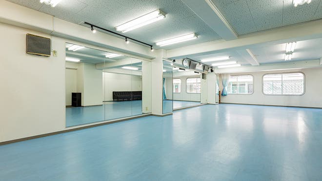 83㎡超全面鏡で床はPリウム30人以上利用可能!上新庄駅徒歩2分定期利用可能レンタルスタジオ上新庄の写真1