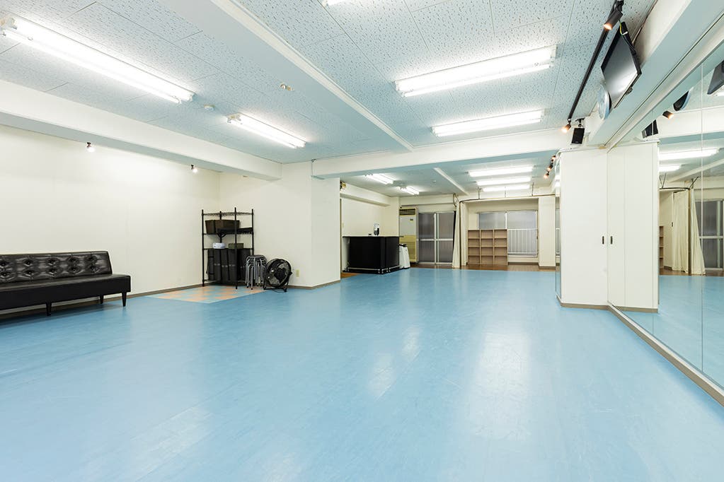 83㎡超全面鏡で床はPリウム30人以上利用可能!上新庄駅徒歩2分定期利用可能レンタルスタジオ上新庄の写真4