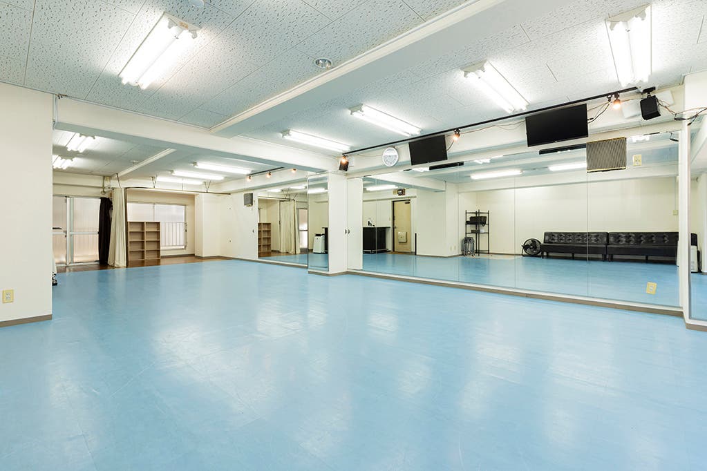 83㎡超全面鏡で床はPリウム30人以上利用可能!上新庄駅徒歩2分定期利用可能レンタルスタジオ上新庄の写真5