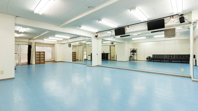 83㎡超全面鏡で床はPリウム30人以上利用可能!上新庄駅徒歩2分定期利用可能レンタルスタジオ上新庄の写真5