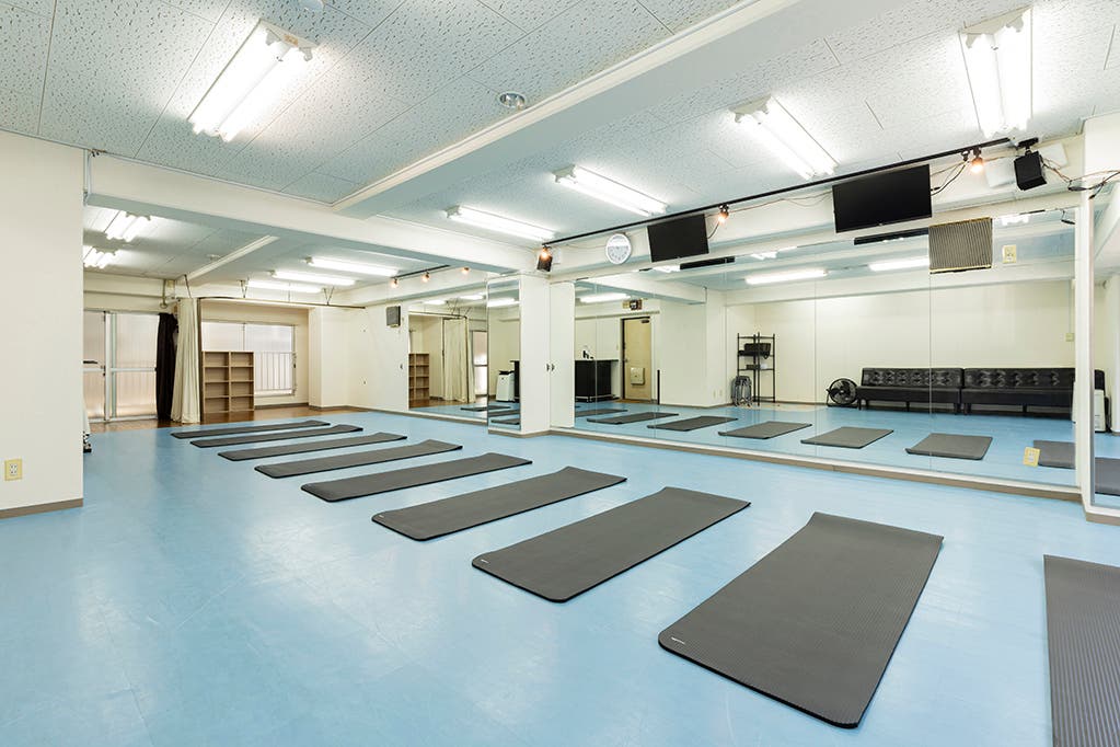 83㎡超全面鏡で床はPリウム30人以上利用可能!上新庄駅徒歩2分定期利用可能レンタルスタジオ上新庄の写真6