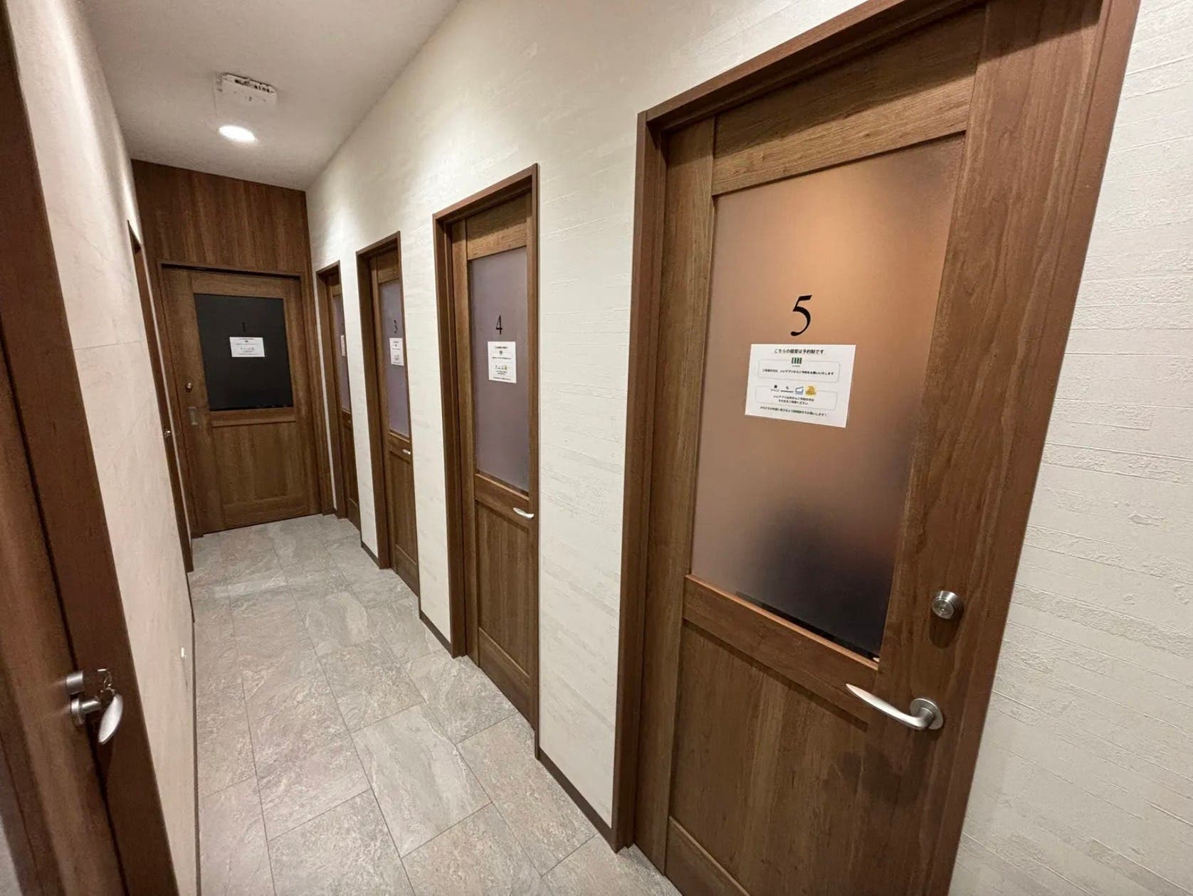 【蒲田駅徒歩1分】1時間660円！モニター付き1名用完全個室（ブース7）の写真2