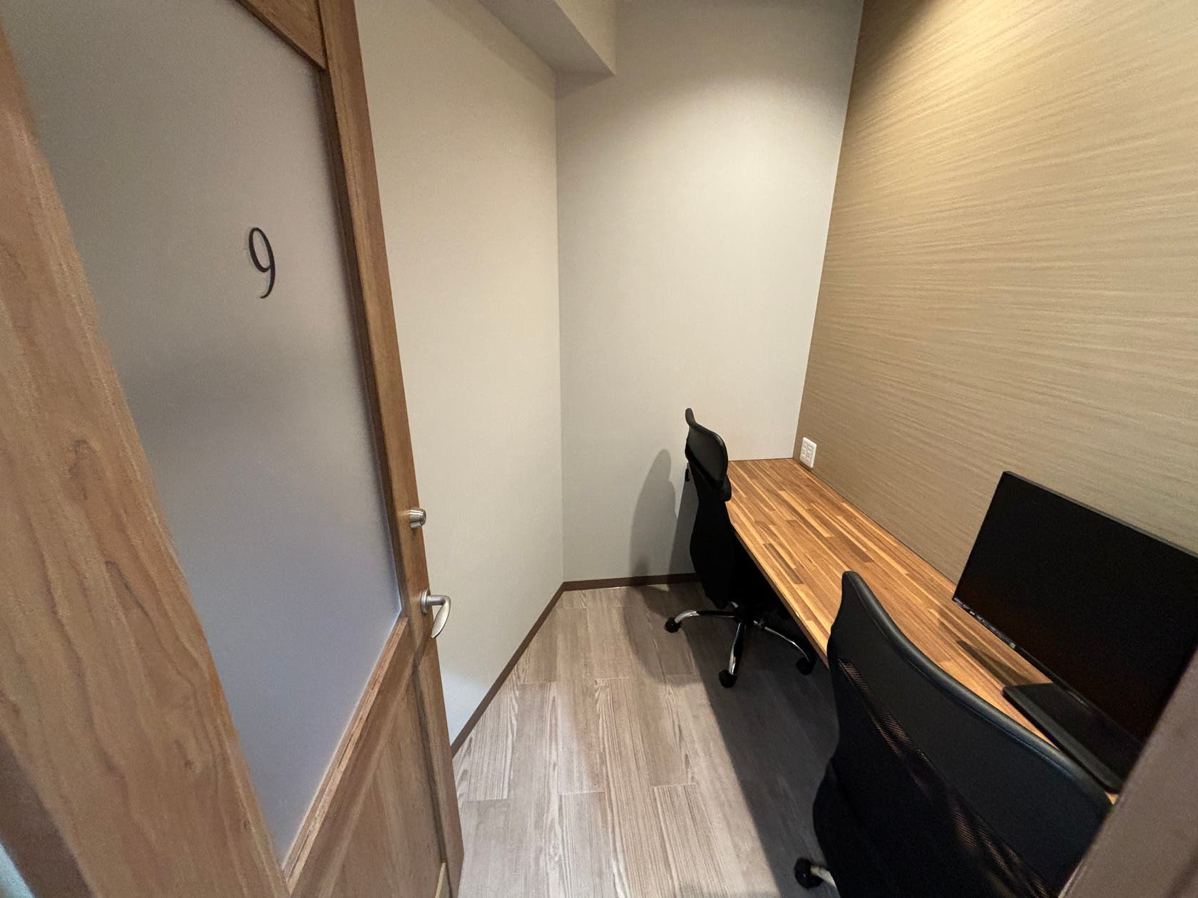 【蒲田駅徒歩1分】30分440円！モニター付き2名用完全個室（ブース9）の写真1