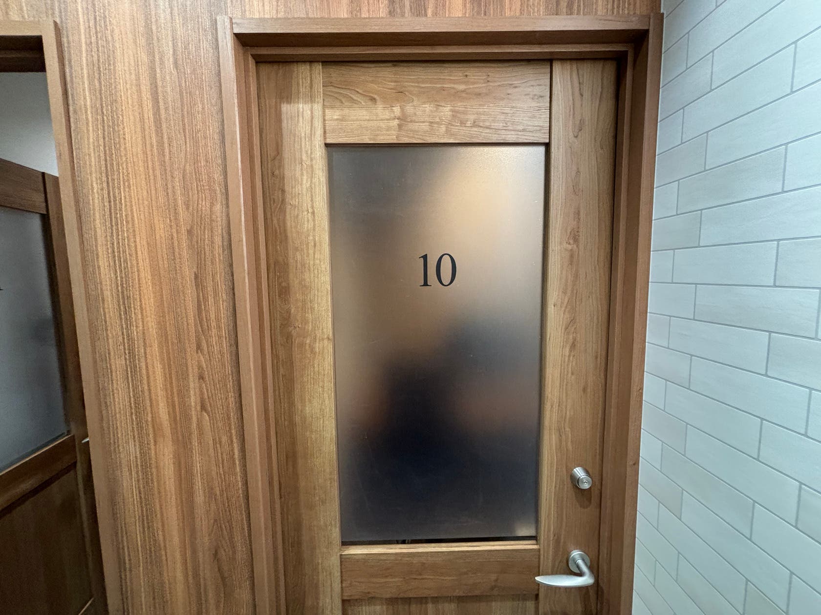 【蒲田駅徒歩1分】30分440円！モニター付き2名用完全個室（ブース10）の写真2