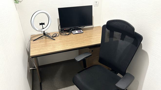 205 【新横浜駅5分】1名利用!モニター有/WEB会議/テレワーク/面接/駅近/広い個室で快適/ライブ前の待機にもの写真1